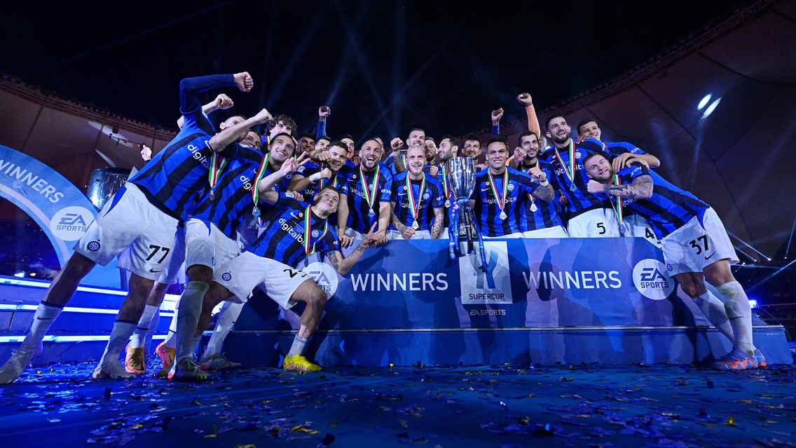 Inter lift the Supercoppa | Trophy presentation | Inter.it
